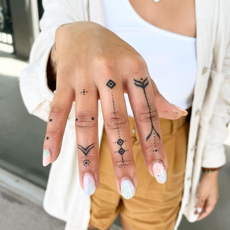20+ Meaningful Finger Tattoo Designs To Emphasize Your Style - Shareme.zone